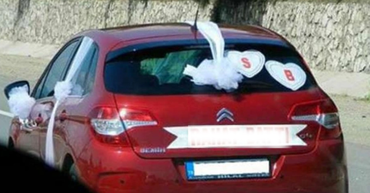 Yengesine aşık olduğunu arabasının arkasındaki yazıyla açıkladı! Genç ...