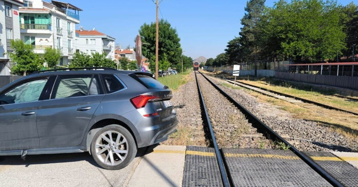 Afyonkarahisar'da trenin çarptığı otomobilin sürücüsü yaralandı - Haber365