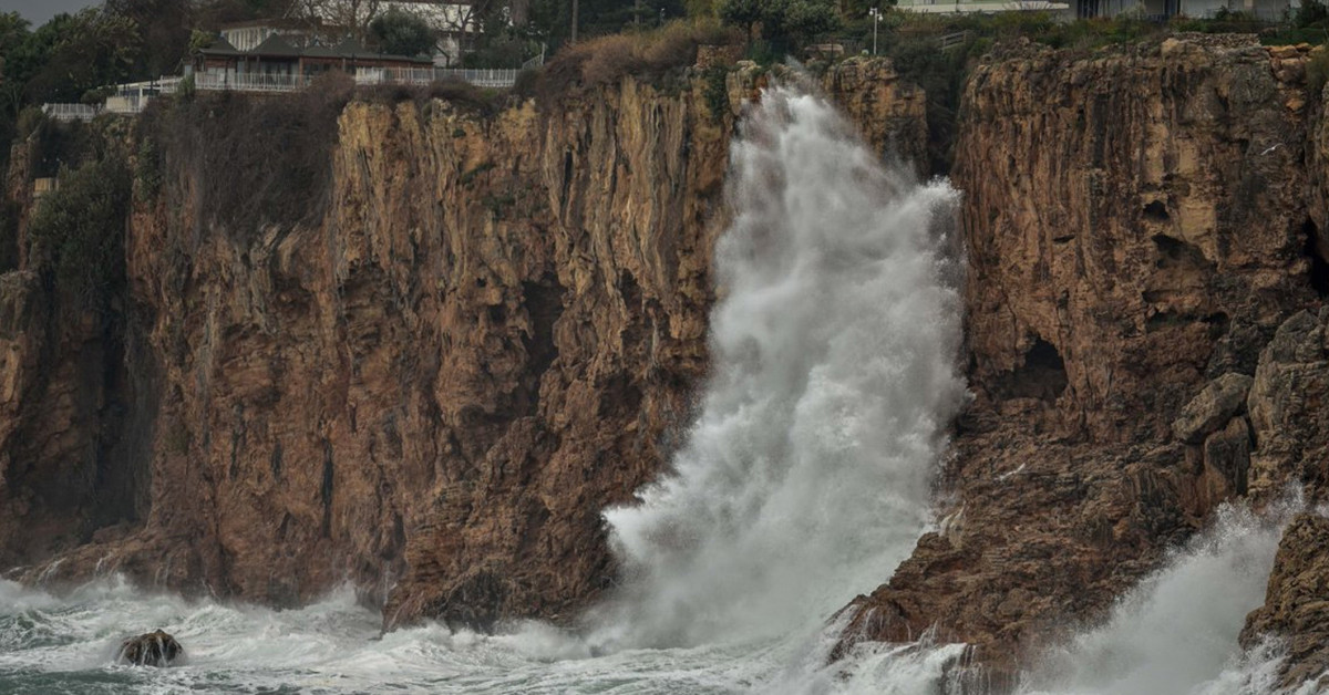 Antalya’da 7 metrelik dalgalar ünlü sahili savaş alanına çevirdi - Haber365