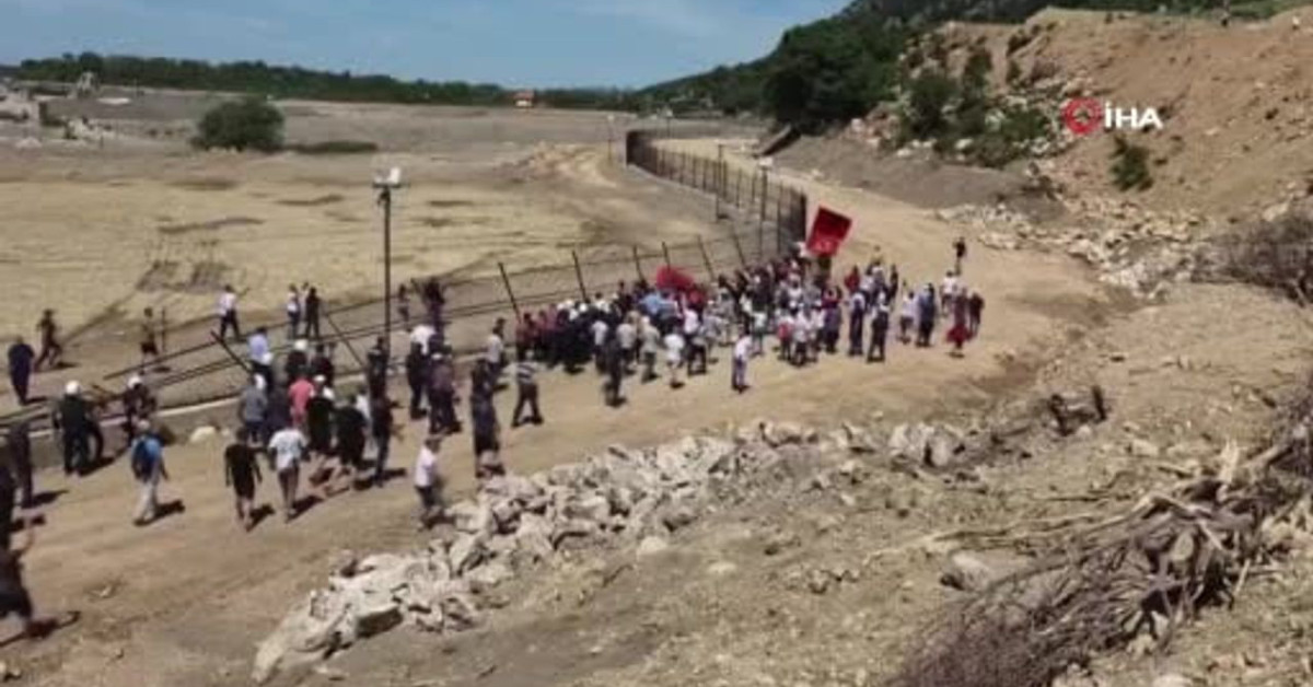 Arnavutluk'ta protestocular lüks inşaat projesinin çitlerini yıktı ...