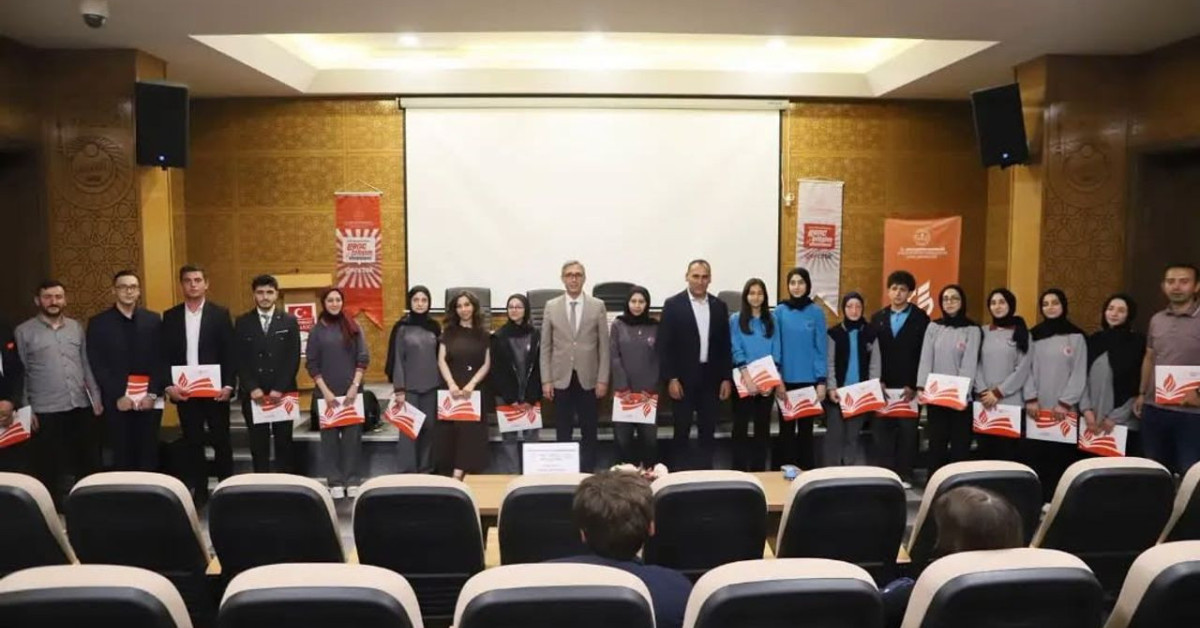 Bayburt’ta öğrenciler rol temelli münazarada yeteneklerini sergiledi ...