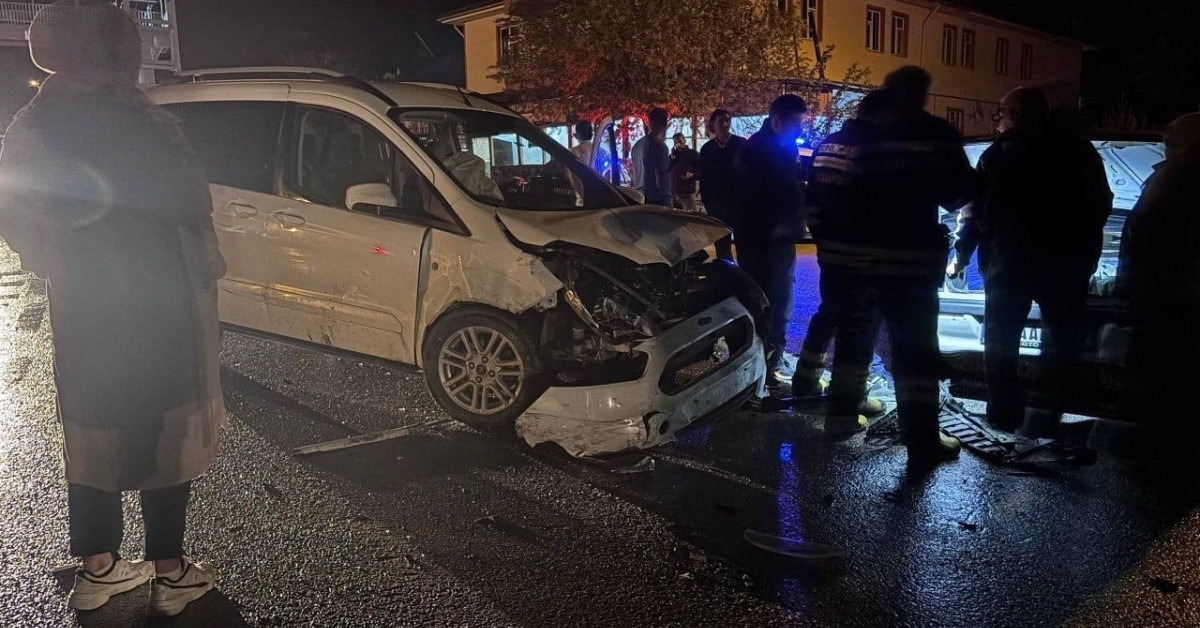 Erzincan-Gümüşhane Karayolunda Trafik Kazası: 5 Yaralı - Haber365
