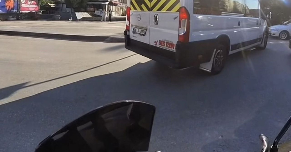 Eskişehir'de kavşakta motosikletliye çarpmaktan kıl payı kurtulan şoför ...