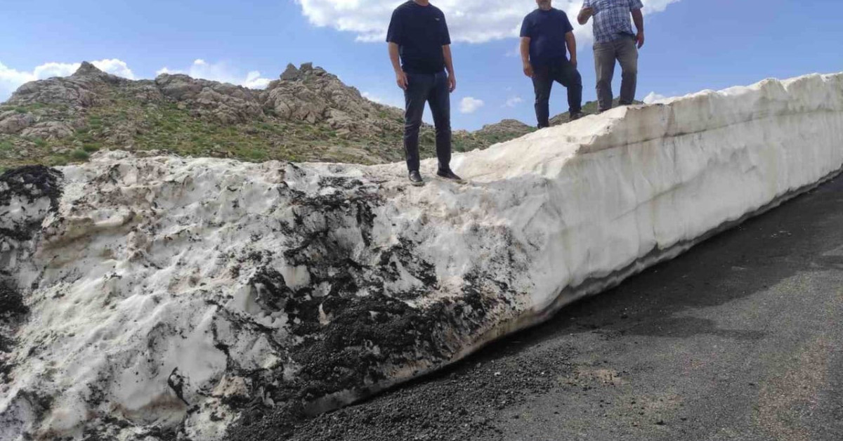 Kar kalınlığının 5 metreyi bulduğu Mereto Dağı’na bahar yeni geldi ...
