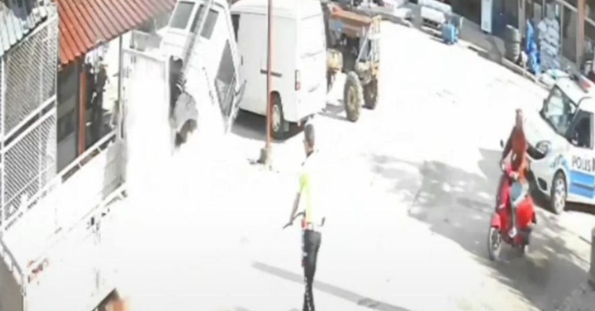 Polis Ekipleri Yanan Kamyonete Anında Müdahale Etti - Haber365
