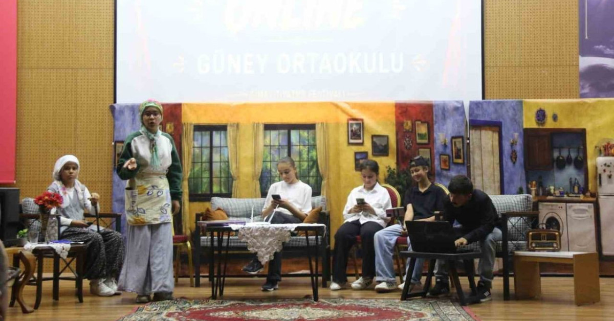 Simav’da 'Aile' temalı tiyatro festivalinin ödül töreni düzenlendi ...