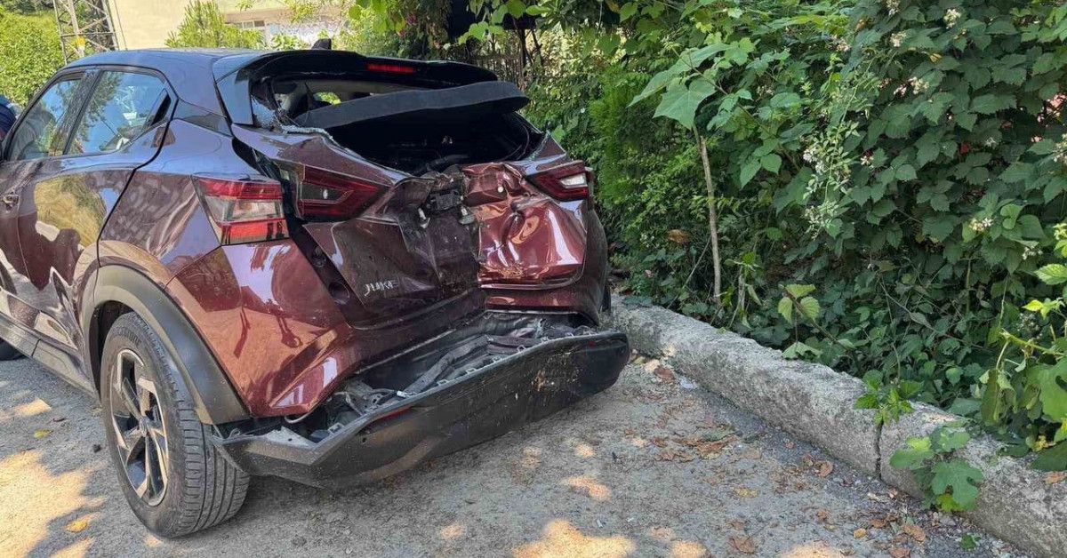 Zonguldak’ta geri kayan otomobil ağaca çarptı: 3 yaralı - Haber365