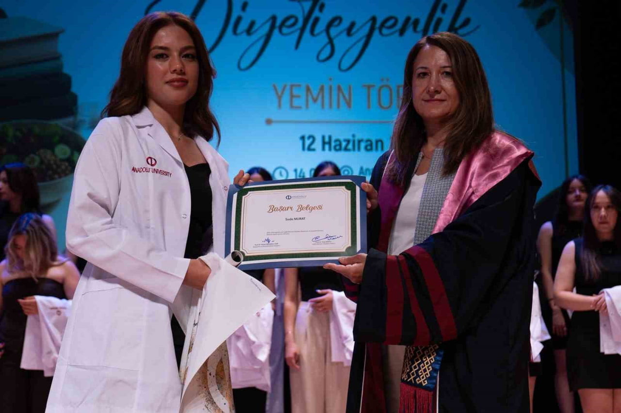 Beslenme ve diyetetik bölümü mezunları diyetisyenlik yemini etti - Haber365