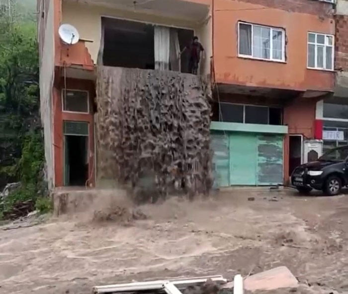 Ordu Korgan'da Şelale Gibi Akan Sel Suları - Haber365